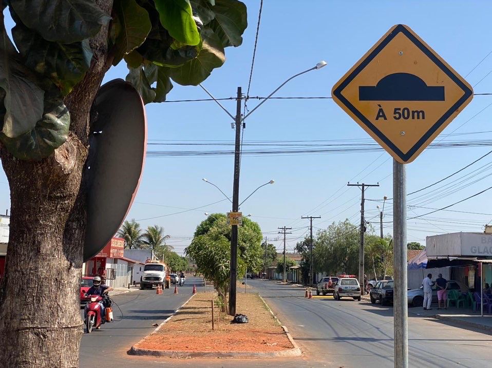 Sinalização de quebra-molas. - Prefeitura Municipal de Jaraguá