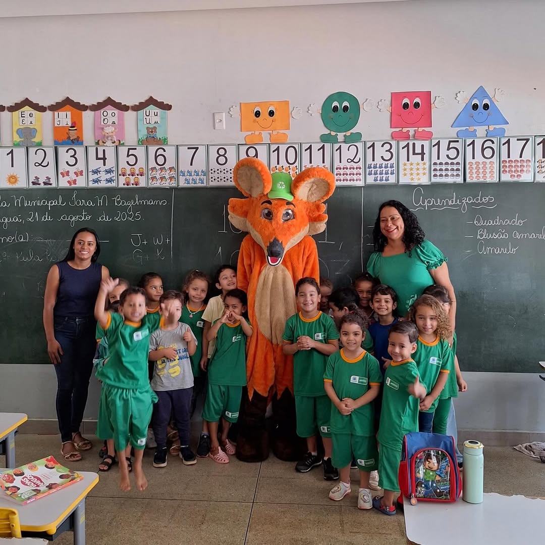 Mascote da coleta seletiva anima escola Iara Machado Bazelmans e alunos ...